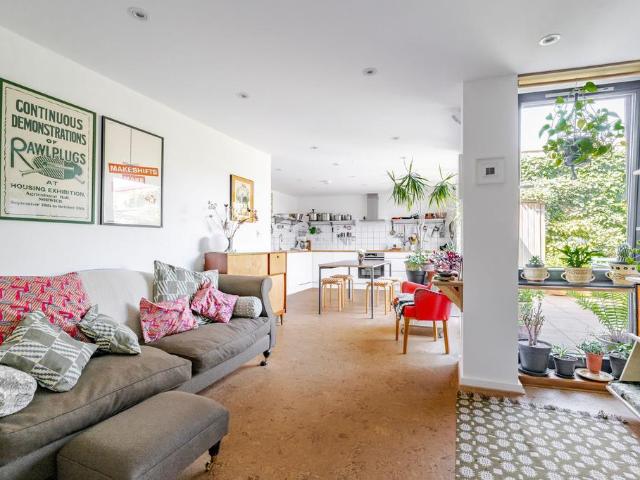 2 bedroom ground flat for sale