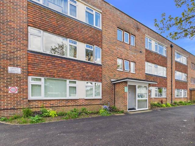 2 bedroom ground flat for sale