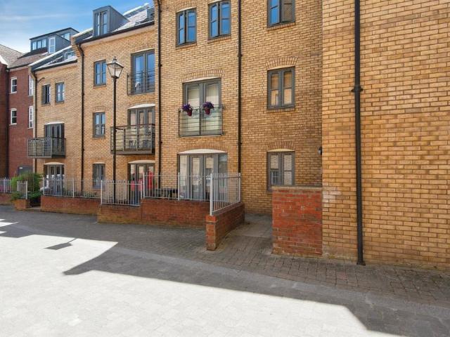 2 bedroom ground flat for sale