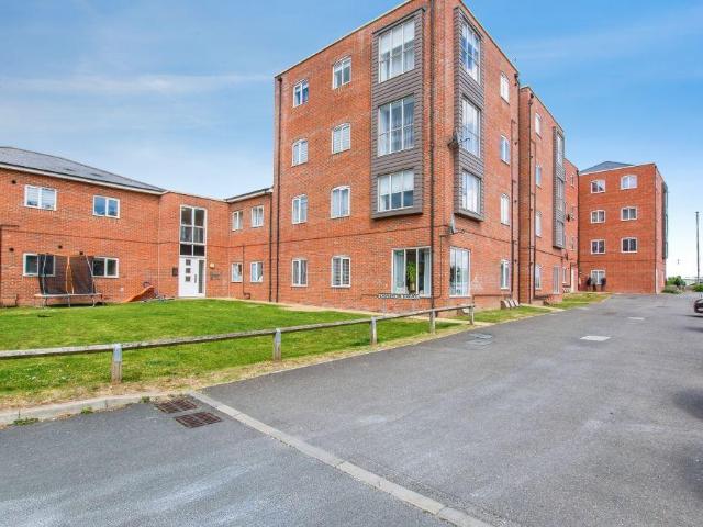 2 bedroom ground flat for sale