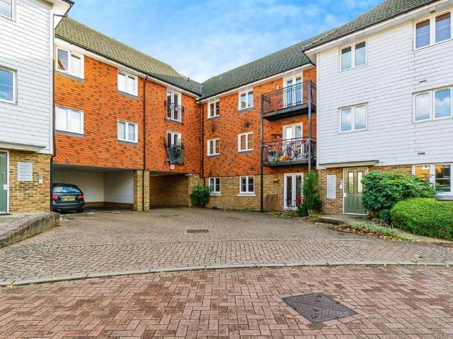 2 bedroom ground flat for sale