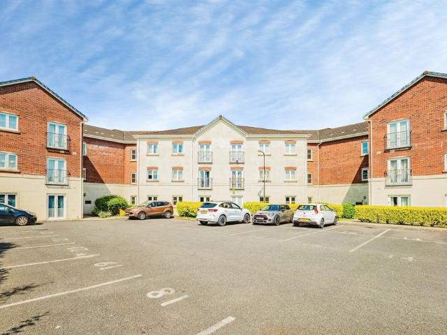 2 bedroom ground flat for sale