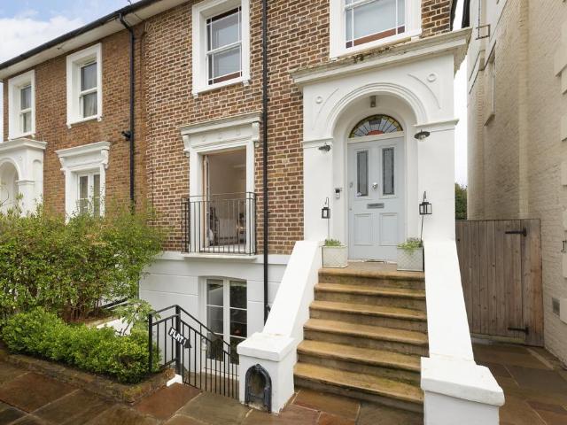 2 bedroom ground flat for sale