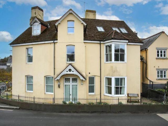 2 bedroom ground flat for sale