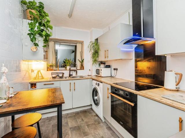 2 bedroom ground flat for sale