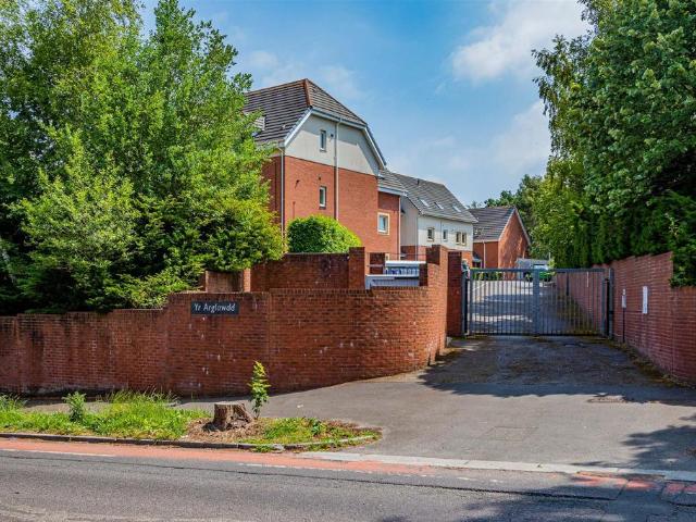 2 bedroom ground flat for sale