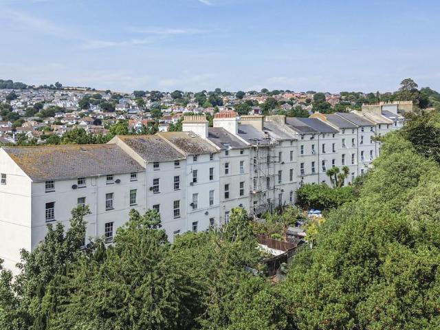 2 bedroom ground flat for sale