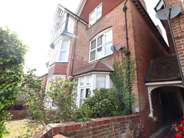 2 bedroom ground flat for sale