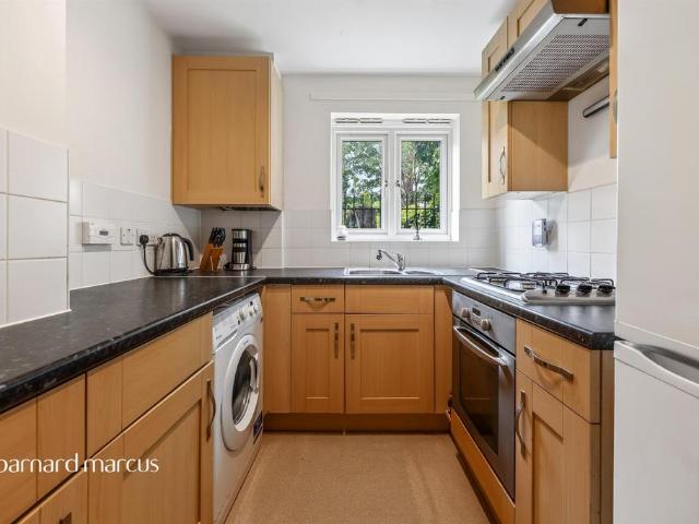 2 bedroom ground flat for sale