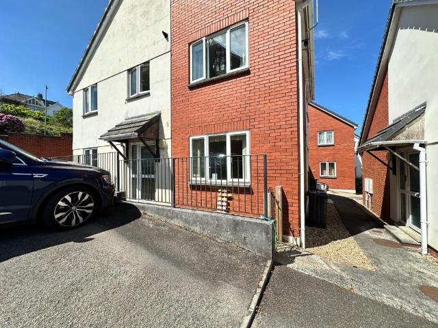 2 bedroom ground flat for sale