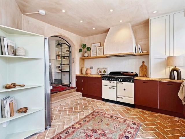2 bedroom ground flat for sale