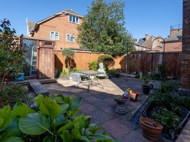 2 bedroom ground flat for sale