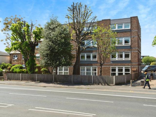 2 bedroom ground flat for sale