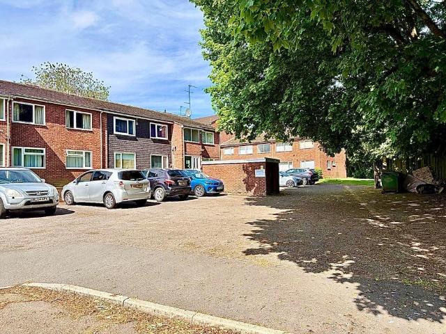 2 bedroom ground flat for sale