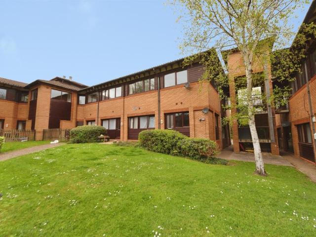 2 bedroom ground flat for sale
