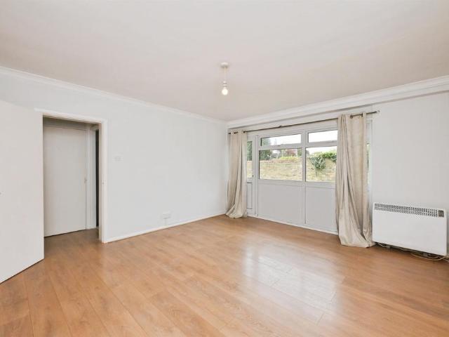2 bedroom ground flat for sale