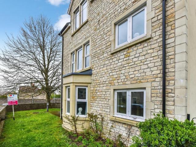 2 bedroom ground flat for sale