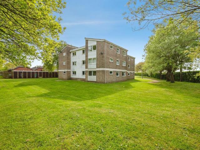 2 bedroom ground flat for sale