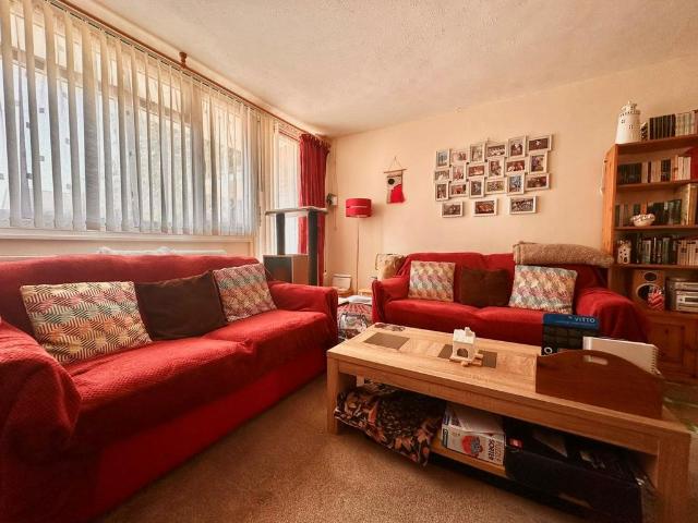 2 bedroom ground flat for sale