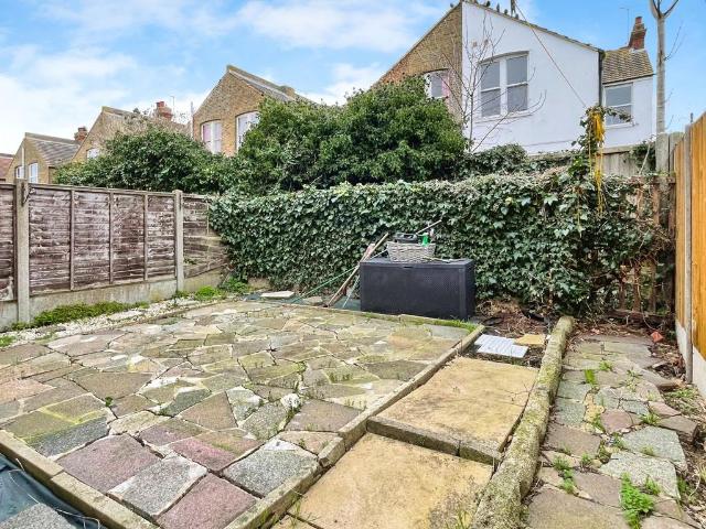 2 bedroom ground flat for sale