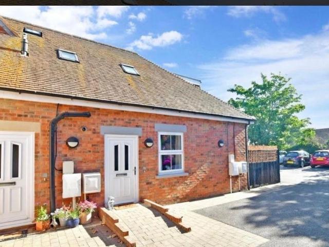 2 bedroom ground flat for sale