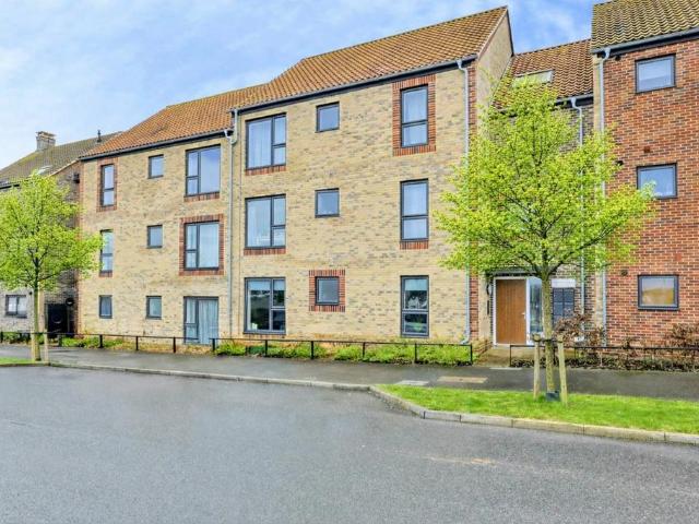 2 bedroom ground flat for sale