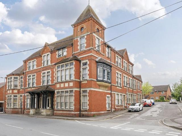 2 bedroom ground flat for sale