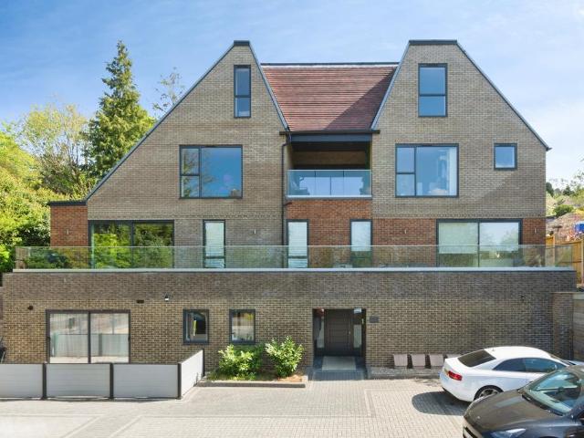 2 bedroom ground flat for sale
