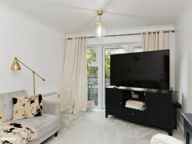 2 bedroom ground flat for sale