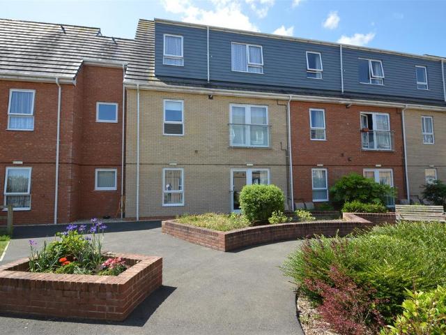 2 bedroom ground flat for sale