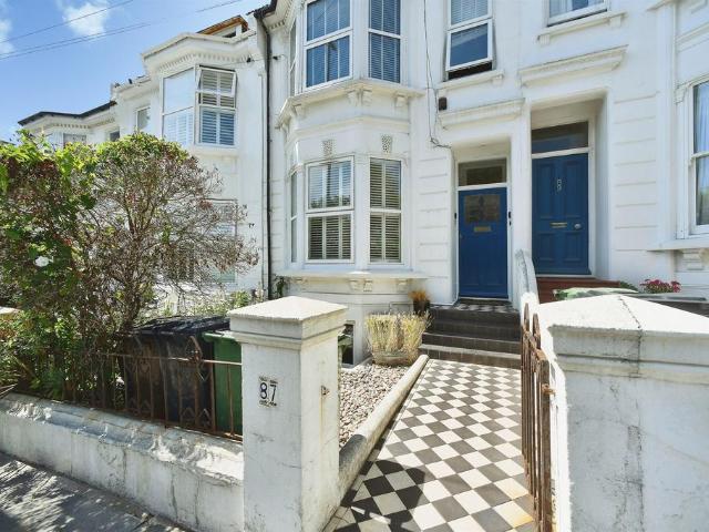 2 bedroom ground flat for sale