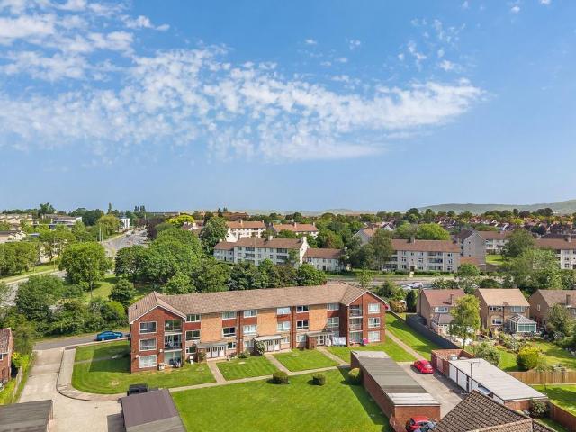 2 bedroom ground flat for sale