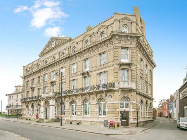 2 bedroom ground flat for sale