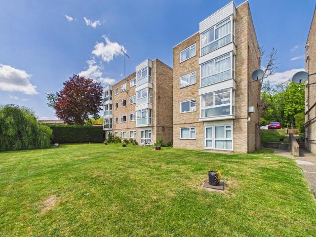 2 bedroom ground flat for sale