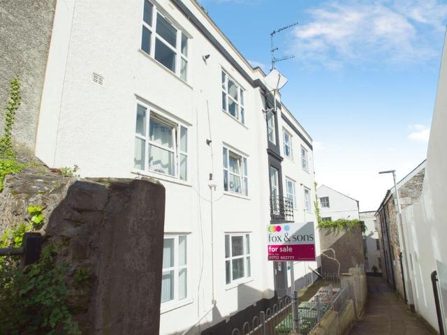 2 bedroom ground flat for sale