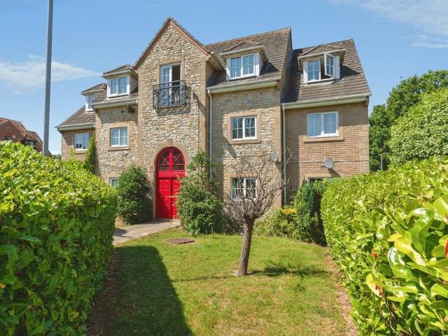 2 bedroom ground flat for sale
