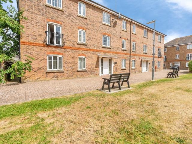 2 bedroom ground flat for sale