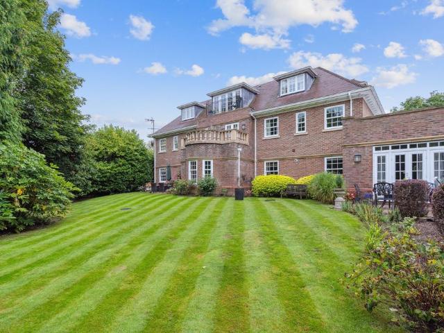 2 bedroom ground flat for sale