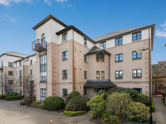 2 bedroom ground flat for sale