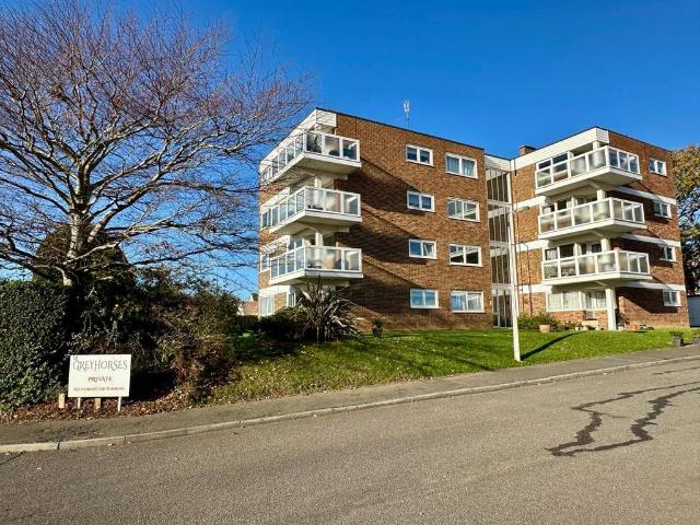 2 bedroom ground flat for sale