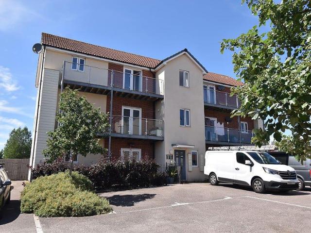 2 bedroom ground flat for sale