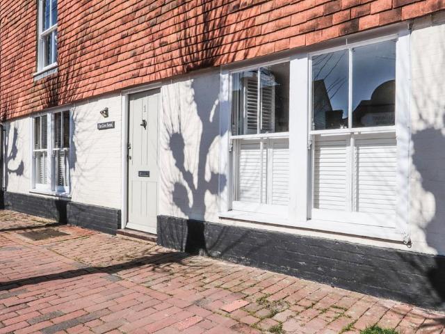 2 bedroom ground flat for sale