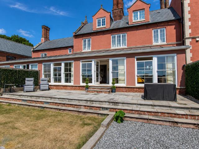 2 bedroom ground flat for sale