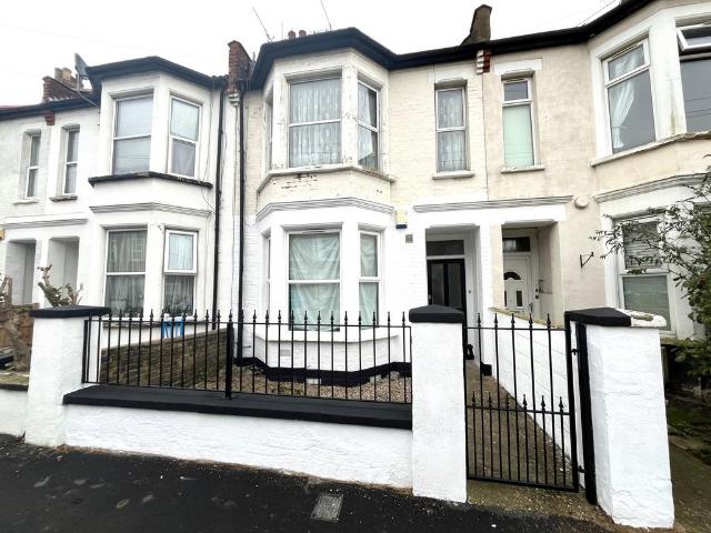 2 bedroom ground flat for sale