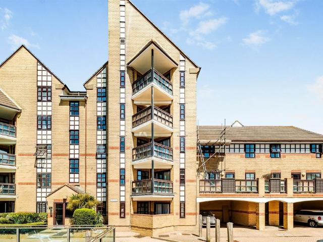 2 bedroom ground flat for sale