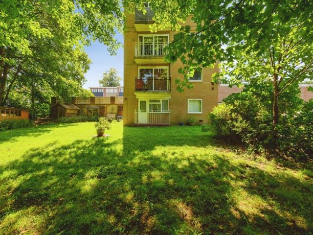 2 bedroom ground flat for sale