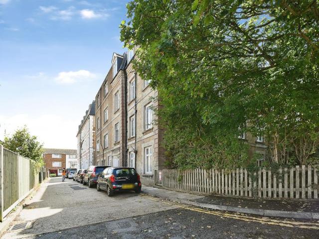 2 bedroom ground flat for sale