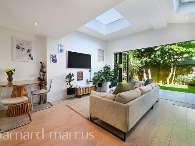 2 bedroom ground flat for sale