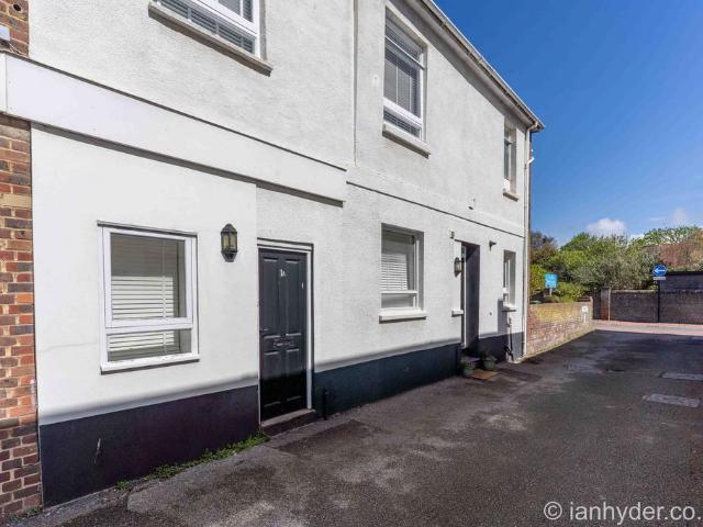2 bedroom ground flat for sale