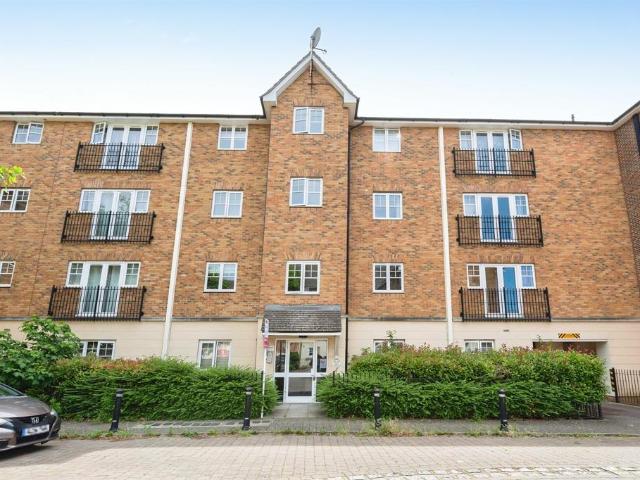 2 bedroom ground flat for sale